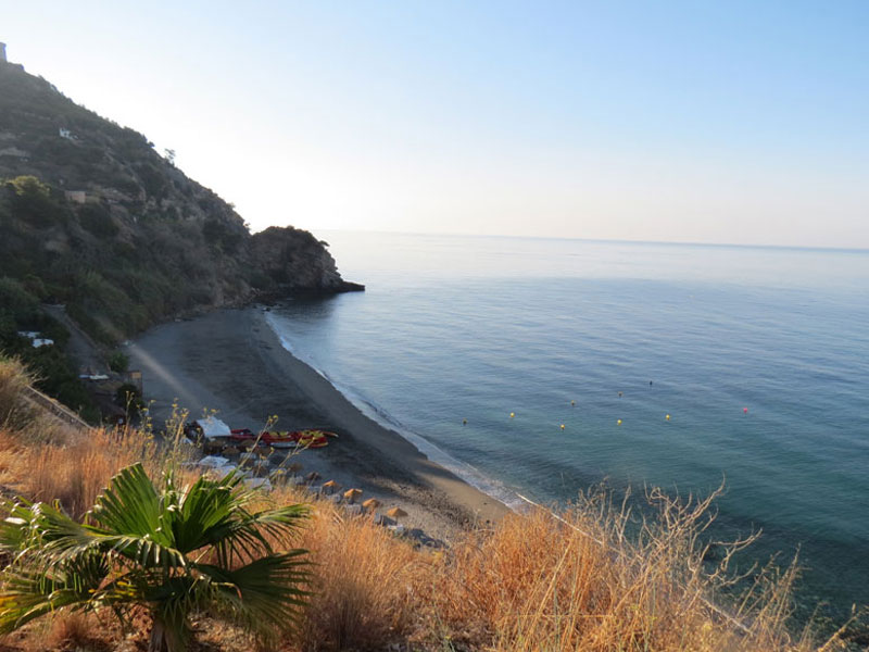 La Playa de MARO, cala situada en los Acantilados de Nerja