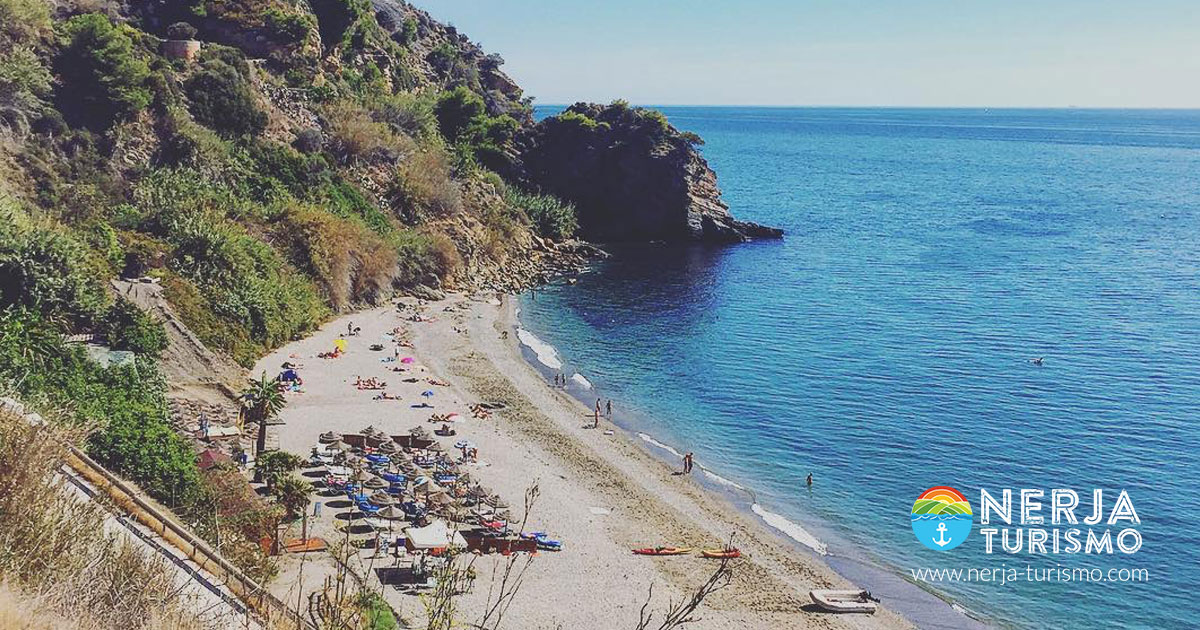 La Playa de MARO, cala situada en los Acantilados de Nerja